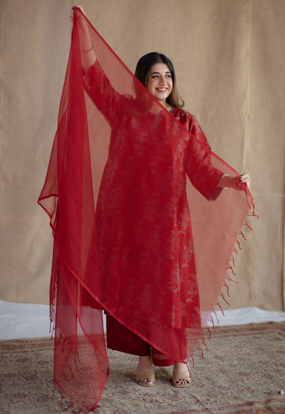 The Ethnic Co's Red Solid Kota Doria Cotton Dupatta – THE INDIAN ETHNIC CO.